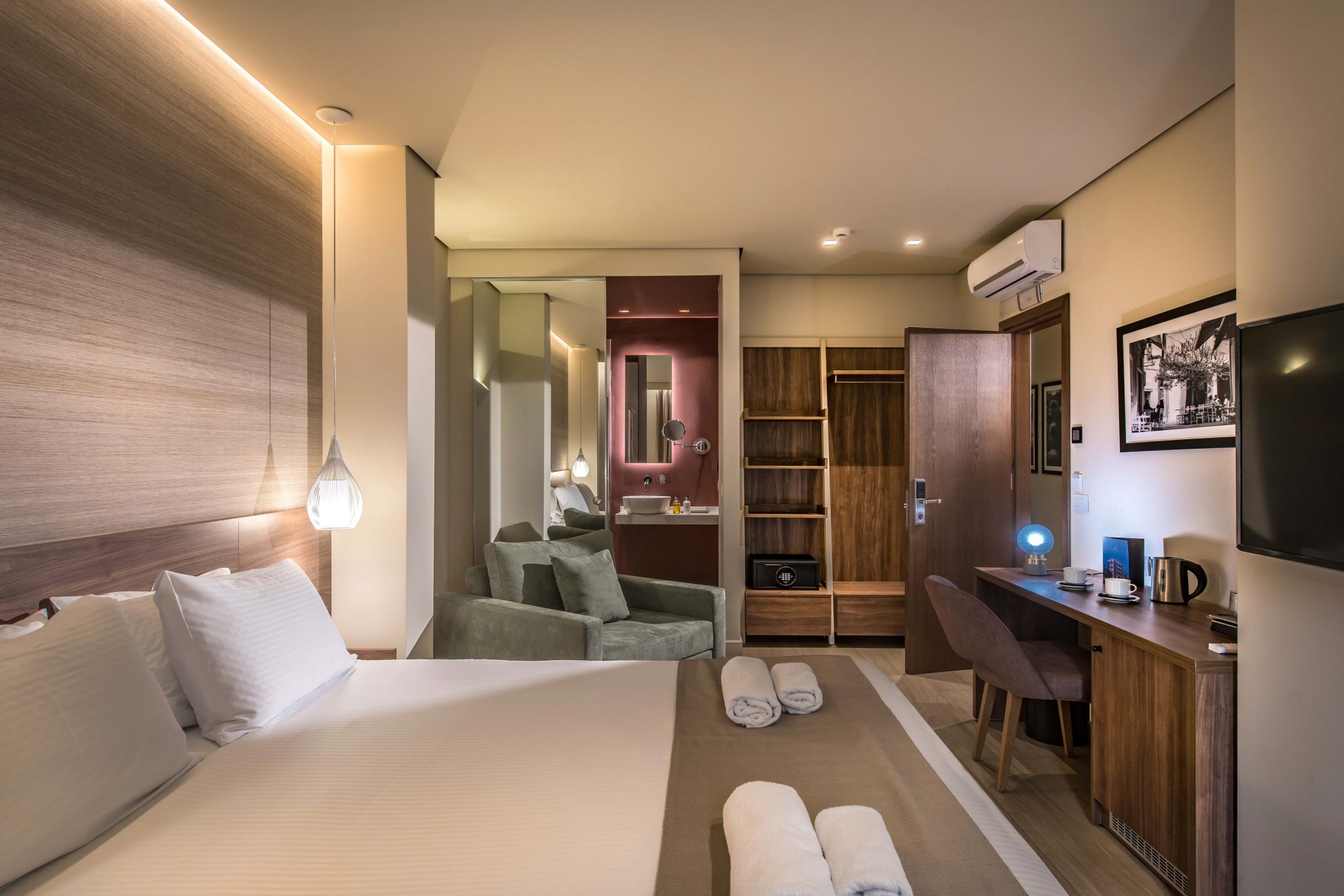 ΤΡΙΚΛΙΝΟ ΔΩΜΑΤΙΟ ΜΕ ΘΕΑ ΣΤΗΝ ΠΟΛΗ - Metropole Hotel