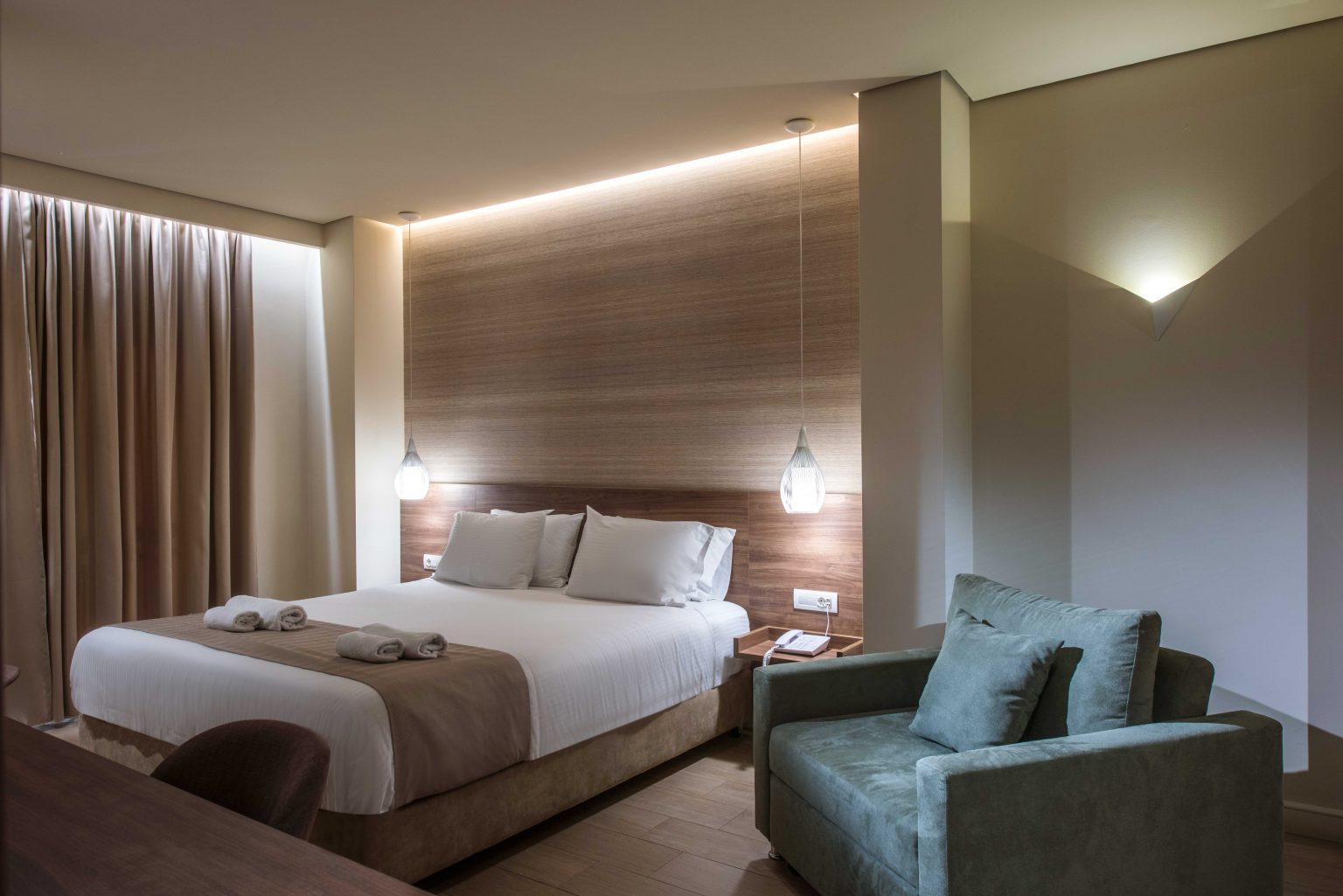 ΤΡΙΚΛΙΝΟ ΔΩΜΑΤΙΟ ΜΕ ΘΕΑ ΣΤΗΝ ΠΟΛΗ - Metropole Hotel